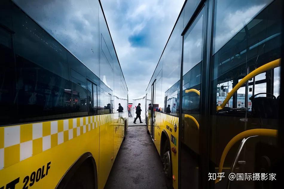 街头摄影师Hakan Biyiklioglu：凝萃街头的瞬息万变 - 知乎