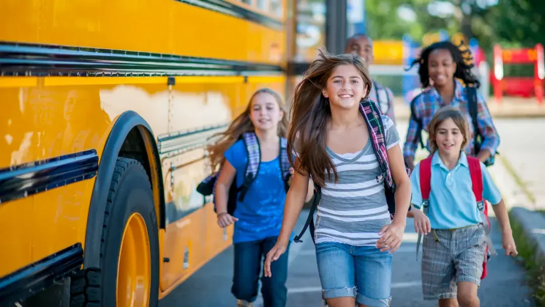 我们学的是 go to school，为啥老外都说 go to the school? - 知乎