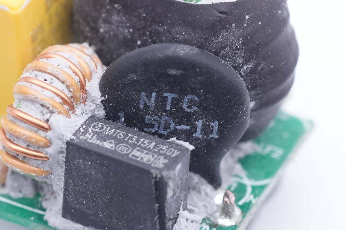 拆解报告：锦鸿泰120W 3C1A四口氮化镓充电器JT-G120B - 知乎