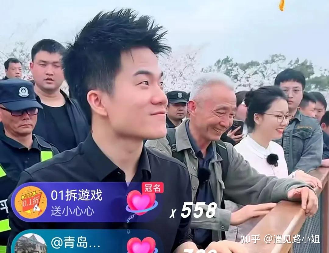 董宇辉终于带着他的“与辉同行”走出直播间了 - 知乎