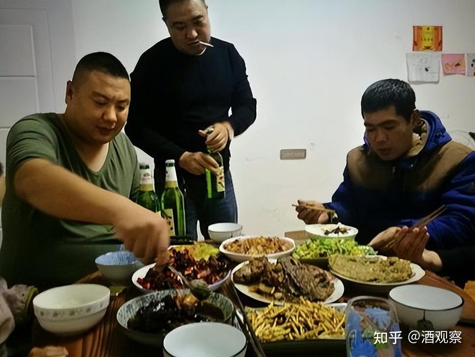 头天晚上白酒喝多了,第2天难受怎么办?行家建议再喝点,为啥?