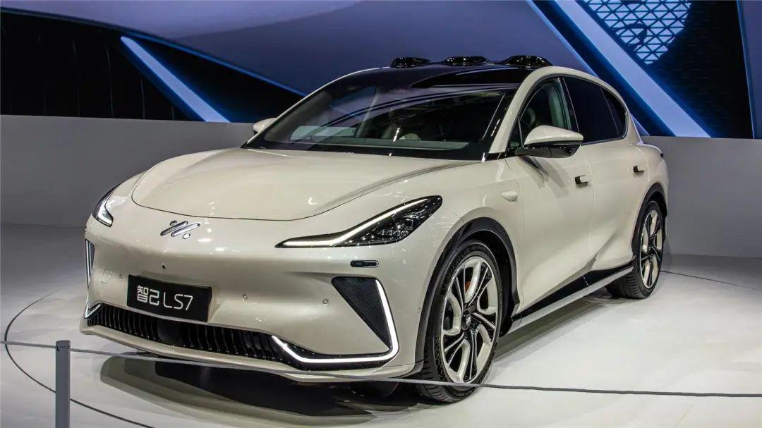 家族第二款车，智己LS7广州车展亮相，现场一股百万豪车感 - 知乎