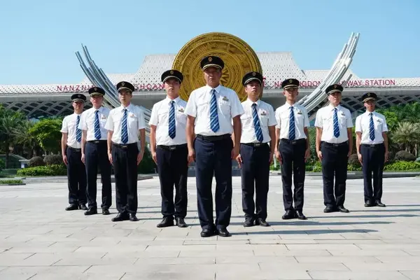 惊艳！铁路新制服正式亮相！小哥哥小姐姐实拍来啦 - 知乎