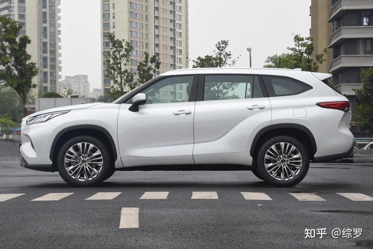 2.0T四驱、长轴距、后备箱纯平！几近完美的10款中型SUV - 知乎