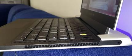 戴尔外星人Alienware x17 R2 和 x15 R2，选择哪个好一点？