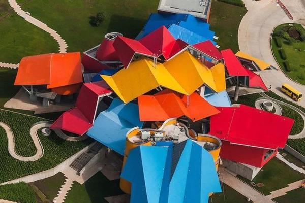 Frank Gehry｜解构主义风格——雕塑般的形式，非常规的材料 - 知乎