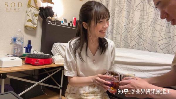 SODstar艺能人渚恋生{渚戀生}第二支作品曝光 化身外送妹，突击影迷家送鲍上门，穿着浴衣、换上小洋装的渚恋生会「突击」影迷的家里提供他们服务... - 知乎
