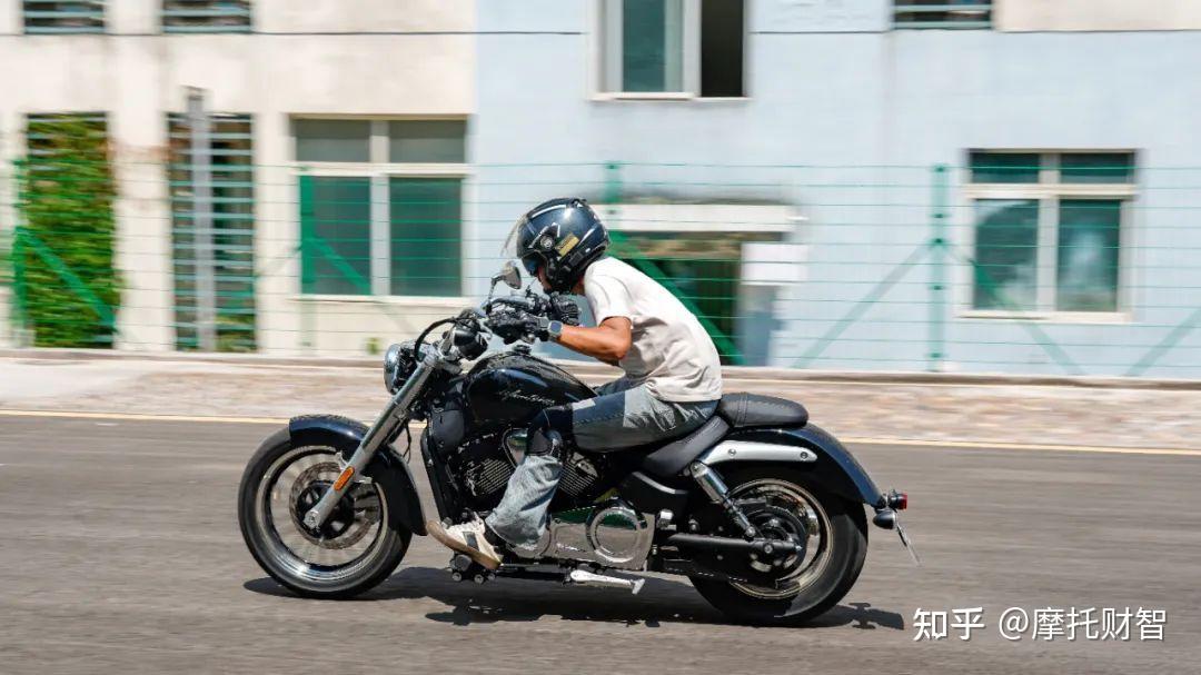 纯正美式巡航，操控却不美式—21999元力帆V400动态测评 - 知乎