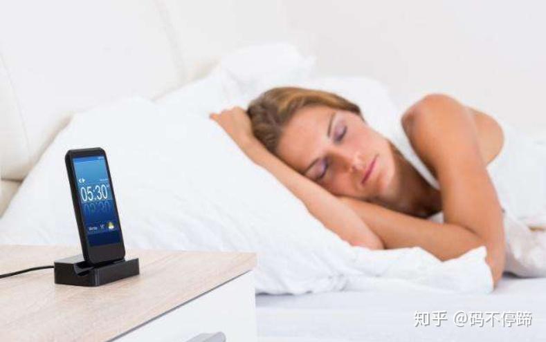 晚上睡觉时，把手机放在头边上，会对大脑有伤害吗? - 知乎