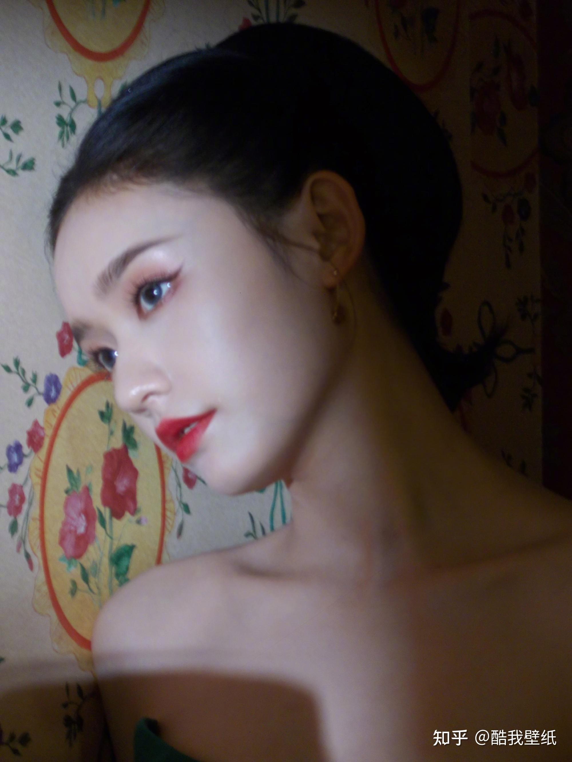 林允这样穿显成熟韵味，一袭墨绿色抹胸长裙，红唇点缀复古大气 知乎