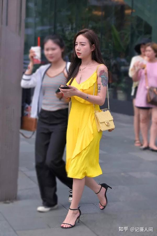 街拍时尚高清组图：女生穿搭高跟鞋，气质年轻又带着迷人的魅力 知乎