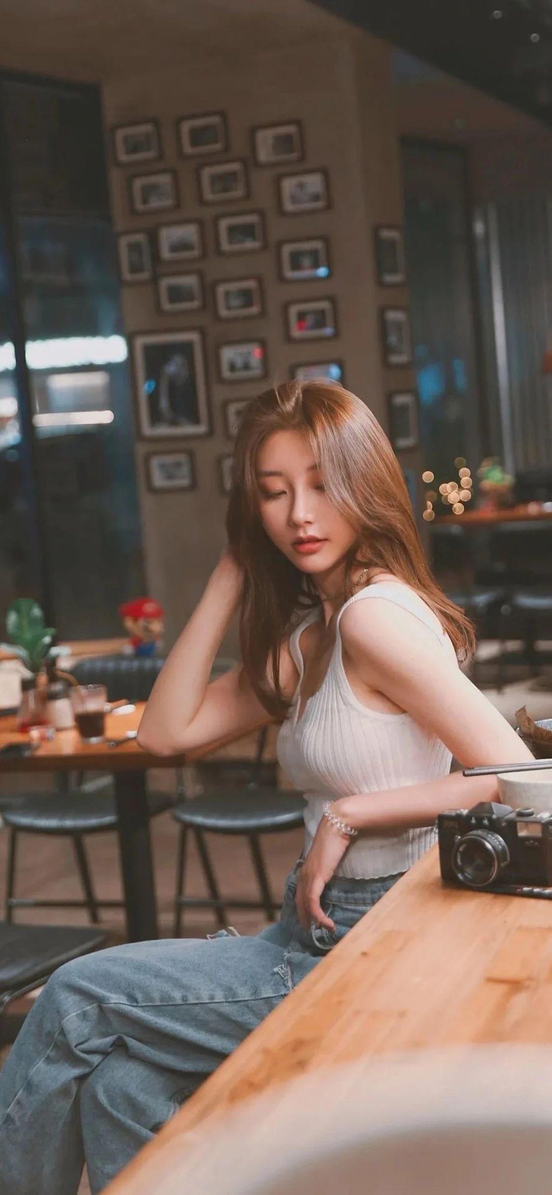 美女壁纸221017 - 知乎