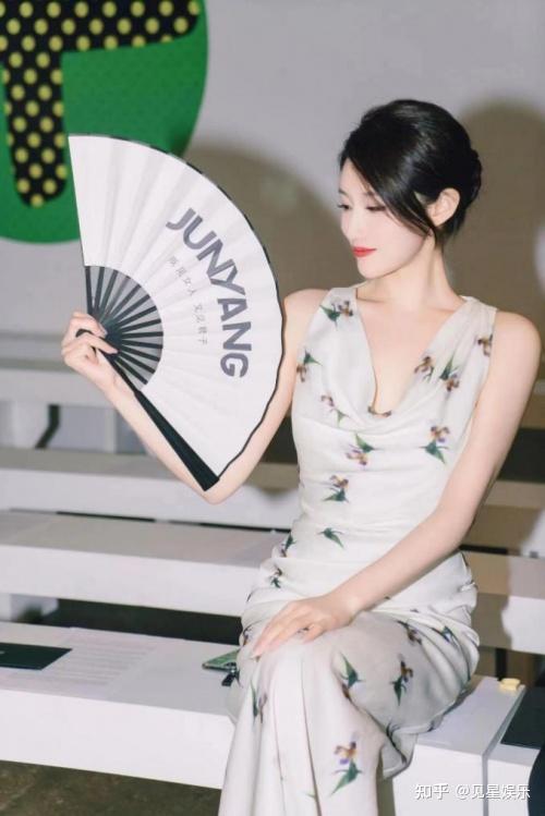 伦敦时装周，许纯携手JUNYANG 演绎新中式时尚 - 知乎