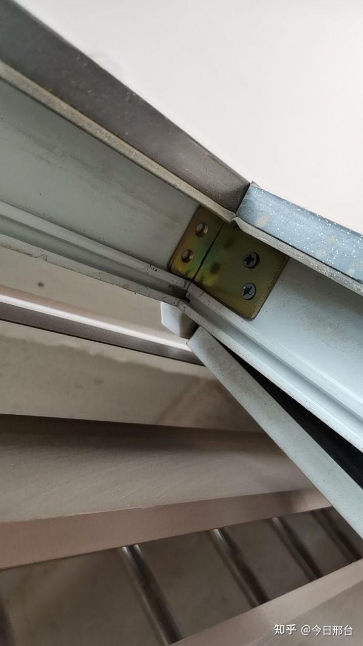 邢台这个小区，房顶一块块“补丁”，多处窗户不上螺丝，网友质疑：这样的房子敢住吗？ - 知乎