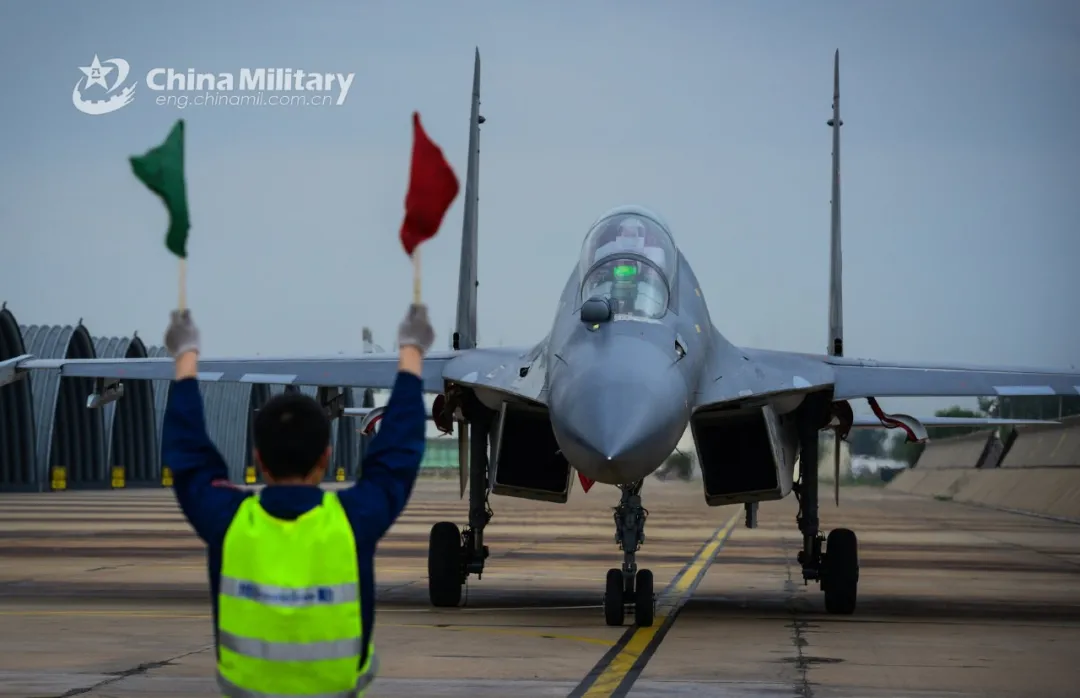 央视再曝光“白头”歼-11B，未来歼-11B型将承担何重任？ - 知乎