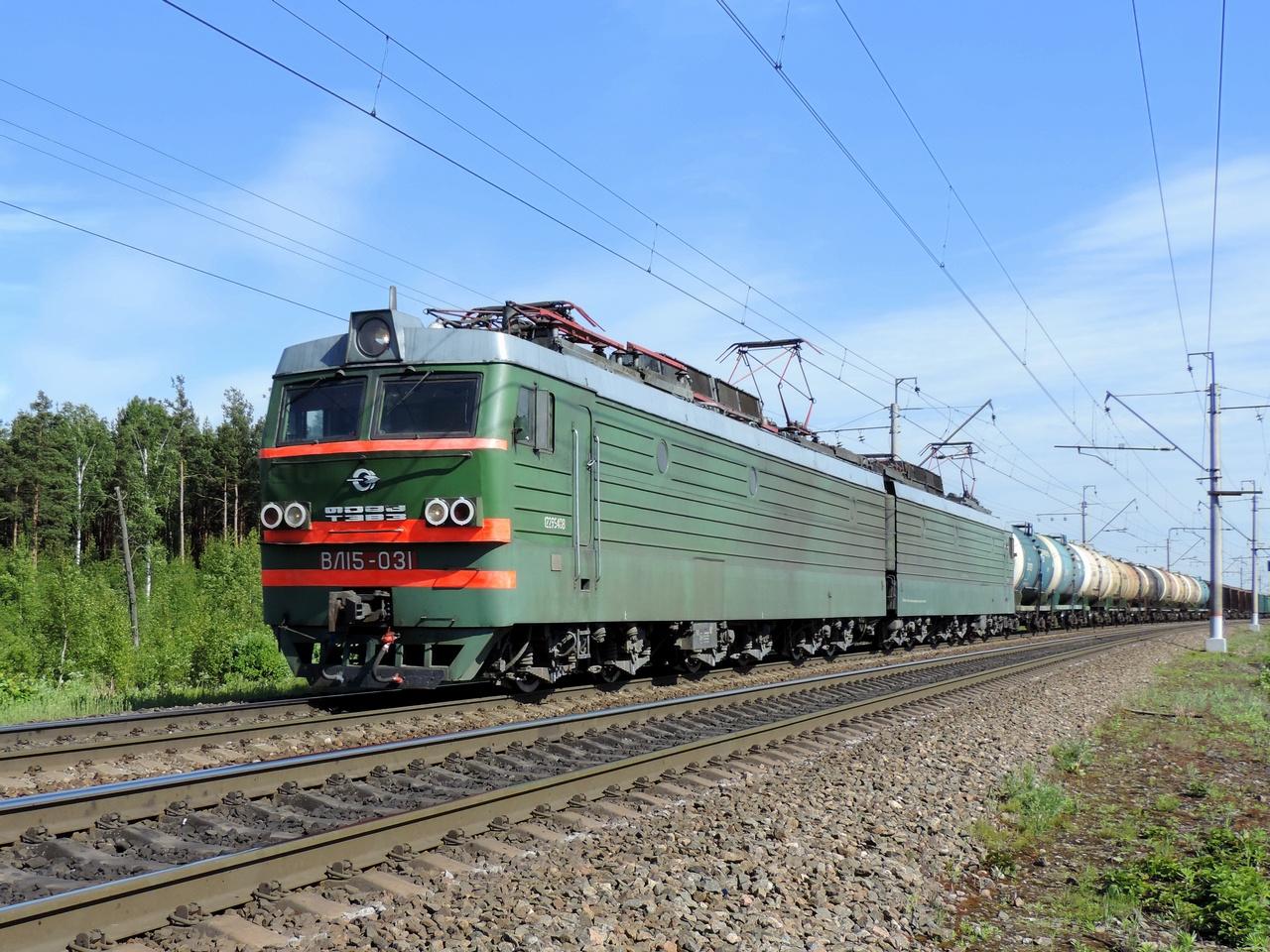 【科普】苏联铁道部功率最大的直—直传动电力机车——“恐龙机车”VL15型电力机车 - 知乎