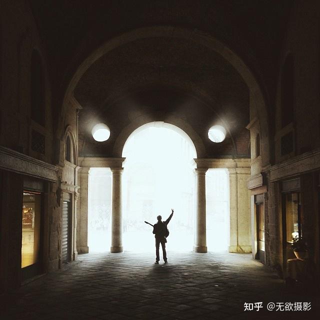摄影师Simone Bramante来自意大利，自称是一位讲故事的人。他的照片充满了故事感和代入感，常常让人误以为是电影镜头中的一帧。 - 知乎