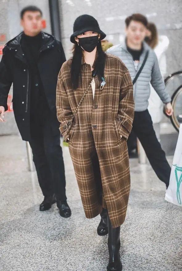关晓彤穿搭终于不土了!大长腿太惹眼,穿格纹大衣也遮不住 知乎