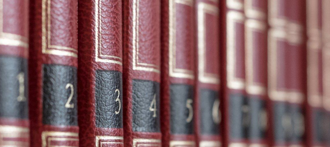 注意！in the library 和 at the library 表达的意思不一样！不要弄错了！ - 知乎