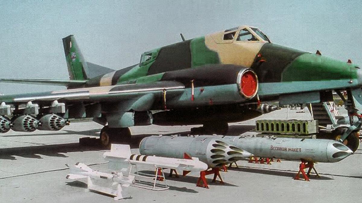 IL-2的继承人前苏联重型攻击机IL-102 - 知乎