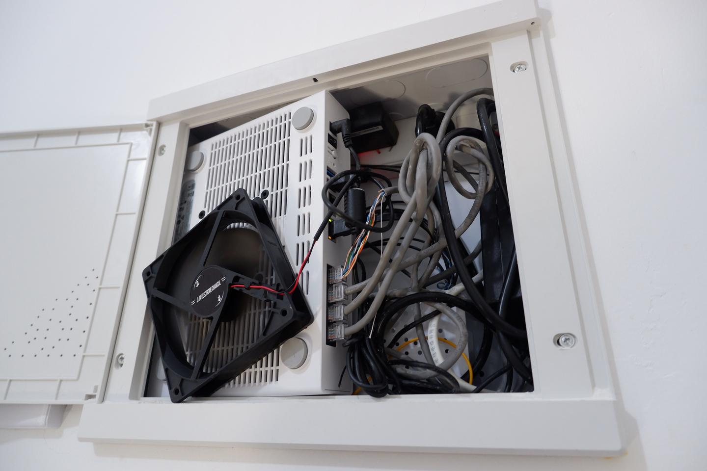 救救内网弱电箱，OpenWrt加持的威联通QHora-301W绝了丨满血万兆与WiFi6！