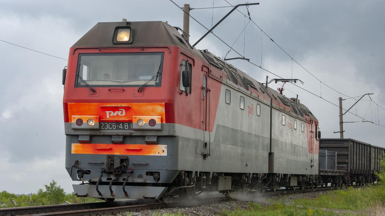 【铁道科普】来自乌拉尔山麓的2ES10型电力机车和2ES7型电力机车 - 知乎