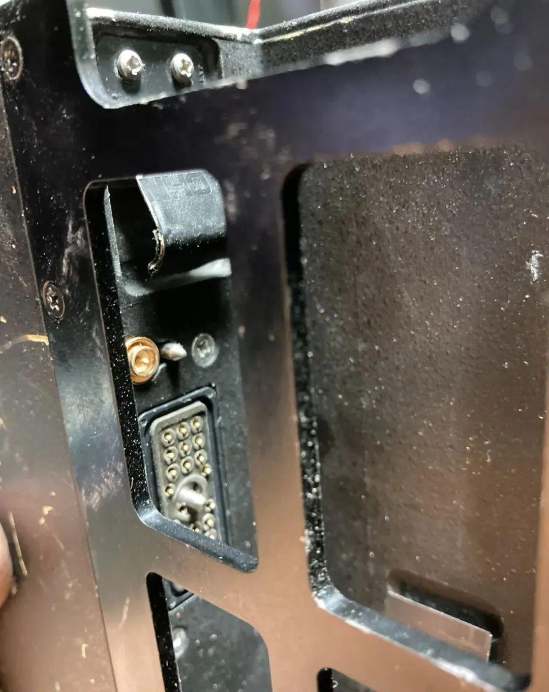 拆了一个美军电台PRC-148 JEM和配套车载功放AN/VRC-111，设计不是一般复杂！ - 知乎