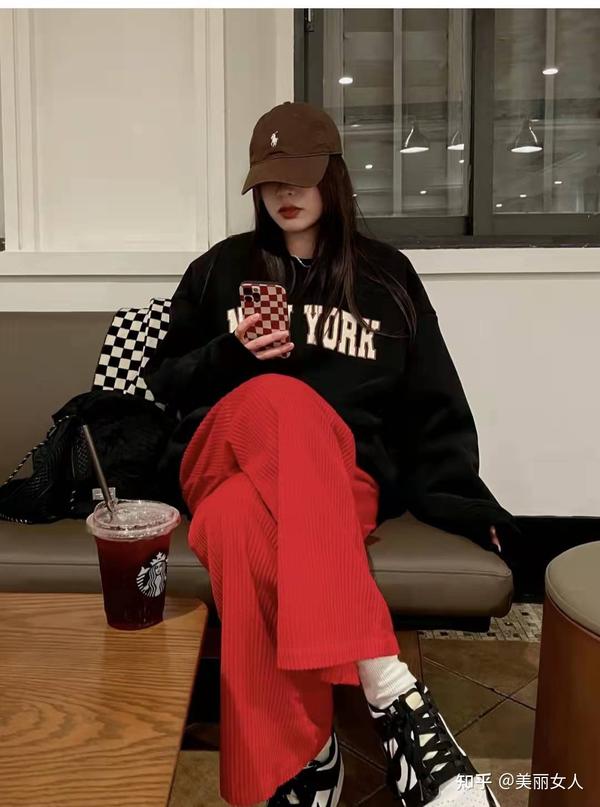 红色裤子搭配什么上衣颜色好看 - 知乎