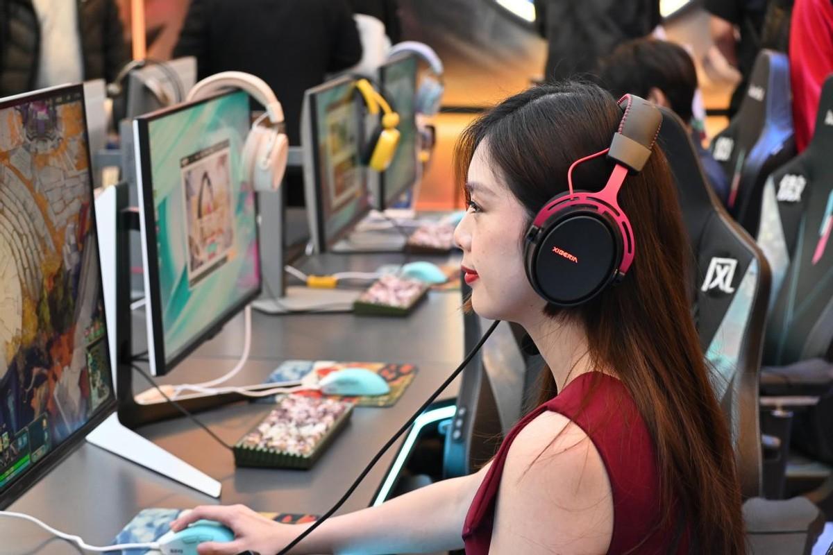 雷鸟32U8显示器AWE2025首秀，许昕认证“冠军标准” - 知乎