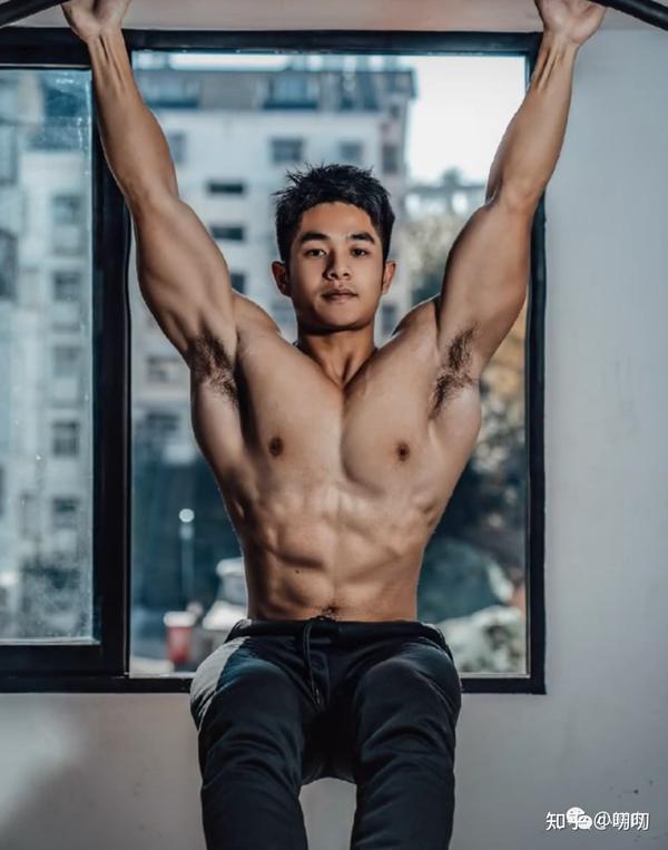 180cm体育壮男拍写真火了，网友直呼：新老公就是他啦！ - 知乎