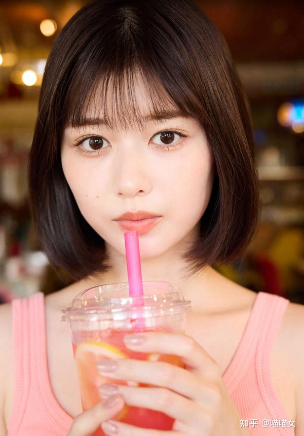 itotii正妹：一脱发现很有料！日本短发甜妹《讶木柚叶》清凉写真！ - 知乎