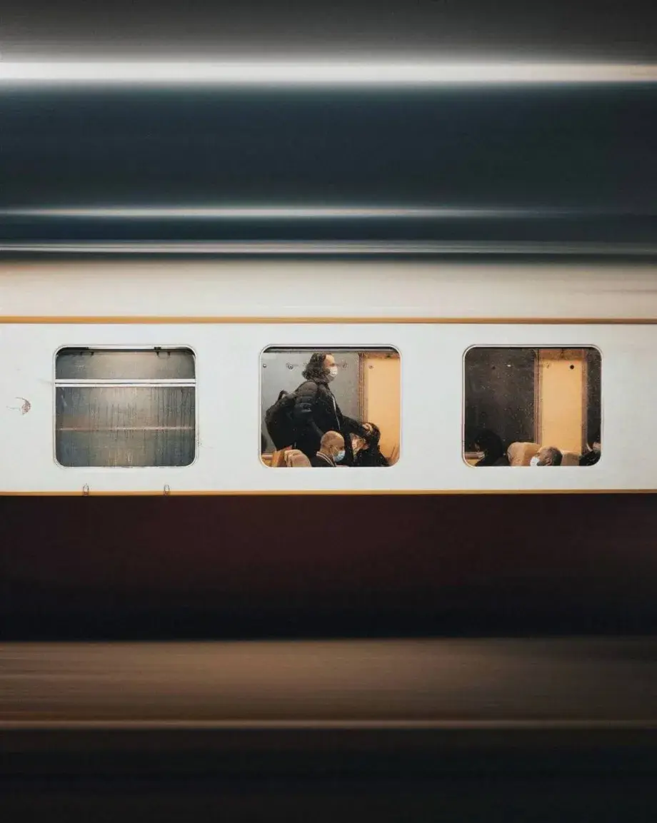 如何拍出孤独感十足的照片？ - 知乎