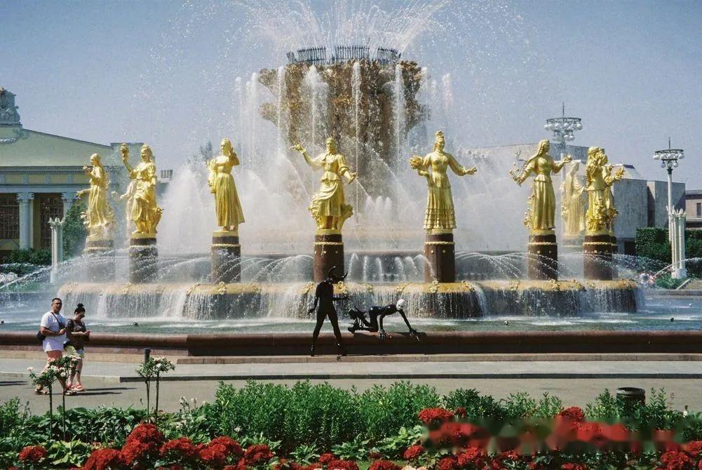 俄罗斯艺术家Gena Marvin，以伤痛创作挑衅性梦魇般的作品。 - 知乎