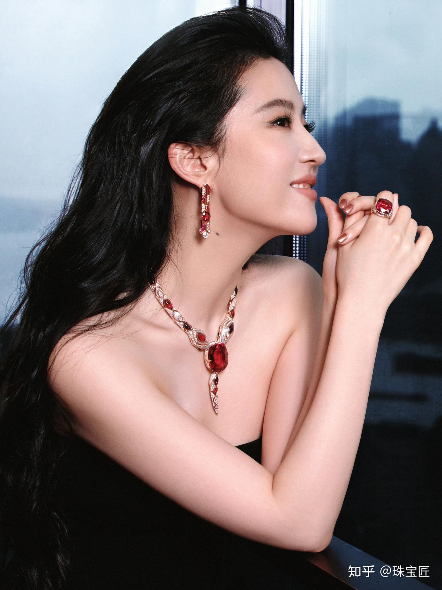 165ct！宝格丽：这次够大了吗！刘亦菲霸屏VOGUE，5亿蓝宝石终于抢镜成功！ - 知乎