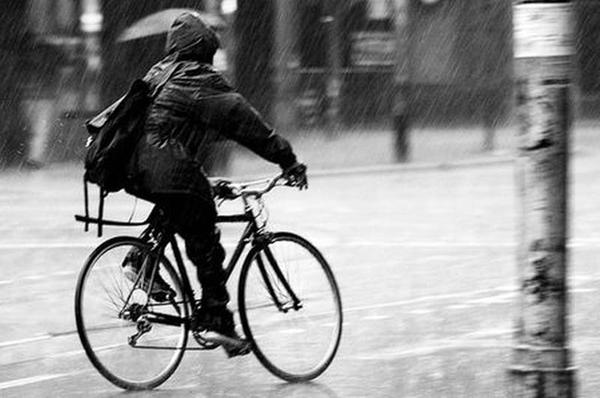 夏天多雨路滑，骑车易摔倒－雨天骑车安全技巧 知乎