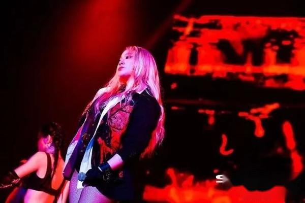 2NE1成员CL晒破格私照，大秀苹果胸、蜜桃臀！ - 知乎