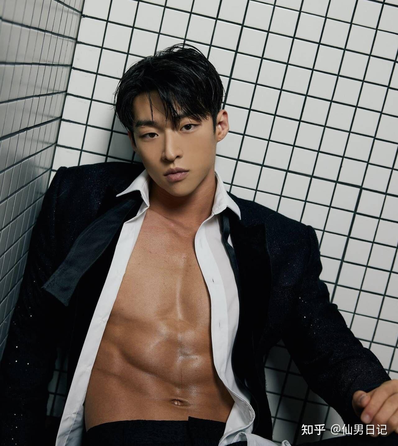 运动员转型做男模！黑皮腹肌尺度有点大啊 - 知乎