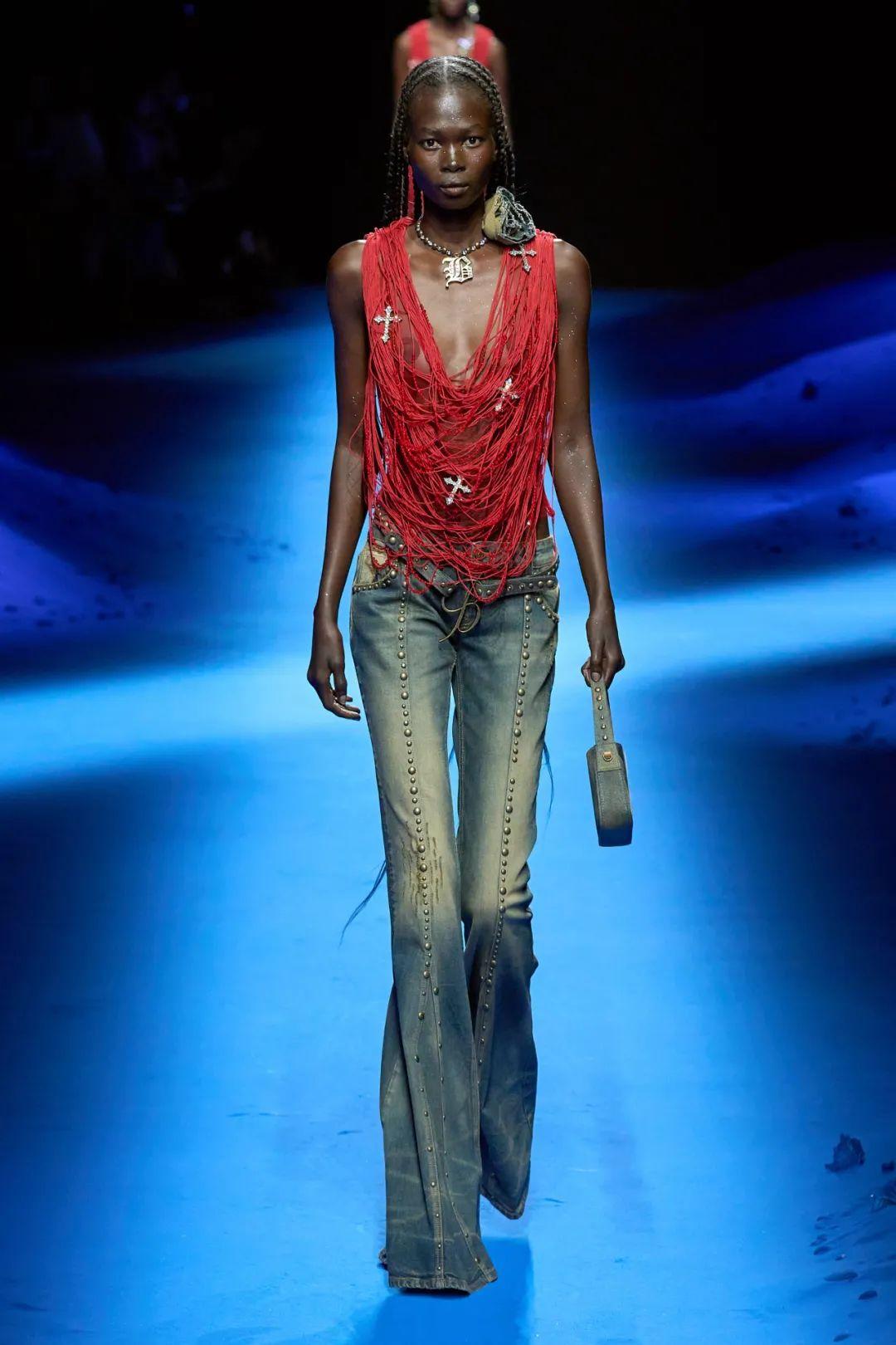 秀场 | Y2K辣妹秒变暗黑系美人鱼 Blumarine 2023 春季成衣系列 - 知乎