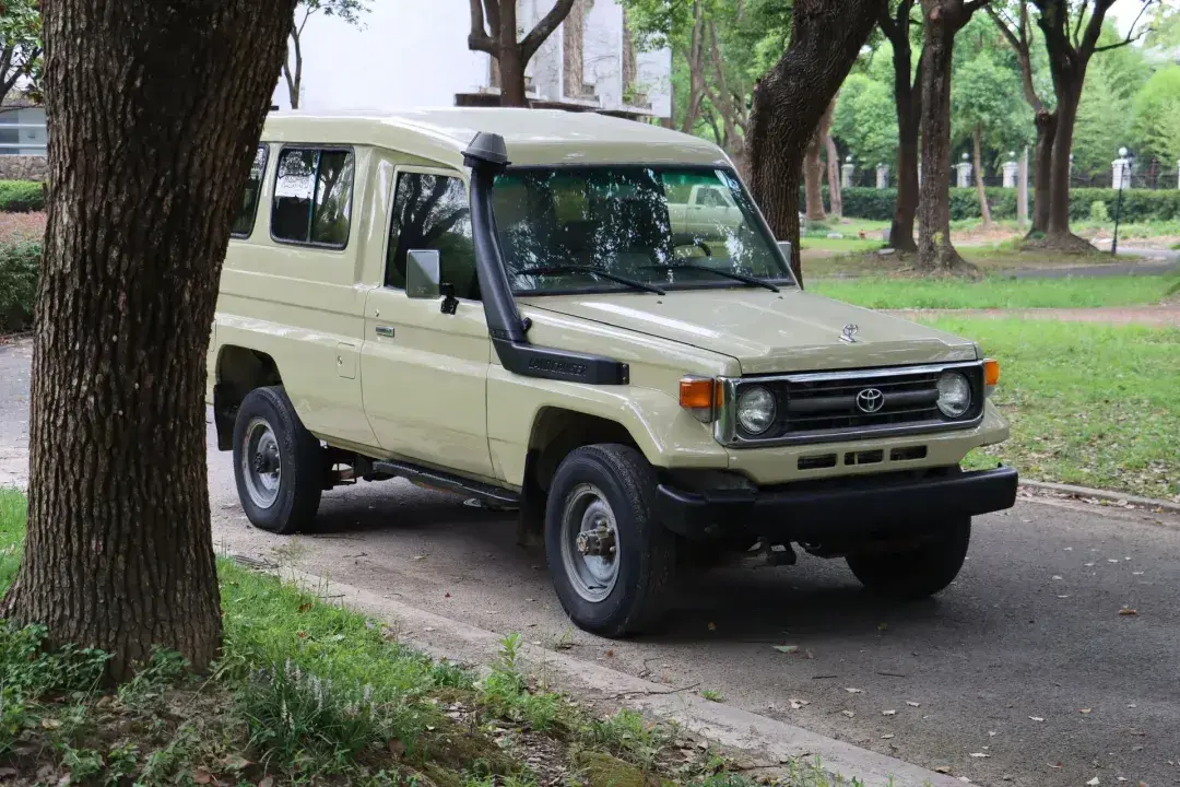 最强丰田LC70，纯机械结构，满载12人 - 知乎
