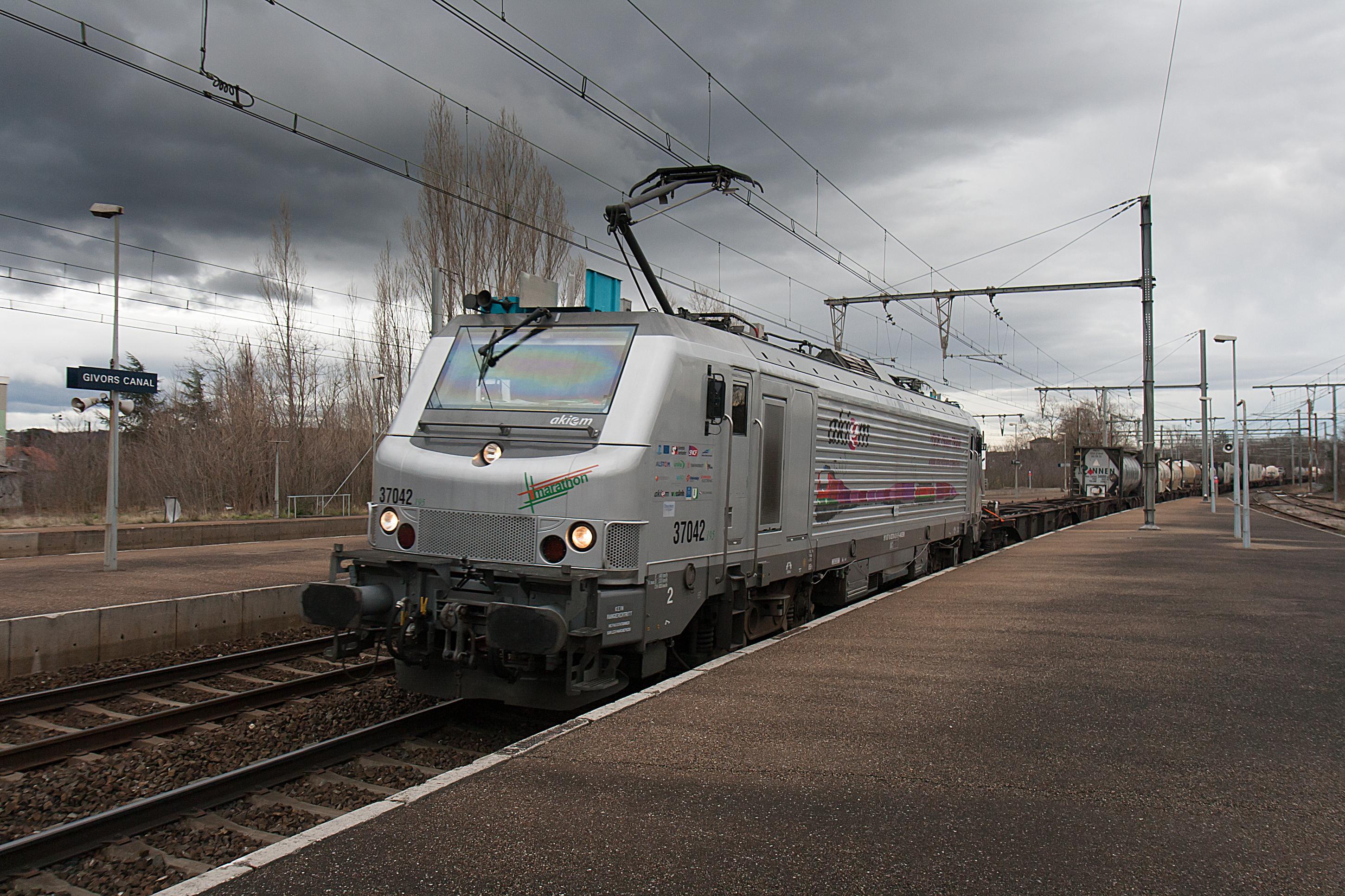 【科普】“卷帘门”——法国国家铁路BB 37000型和E 37500型电力机车 - 知乎