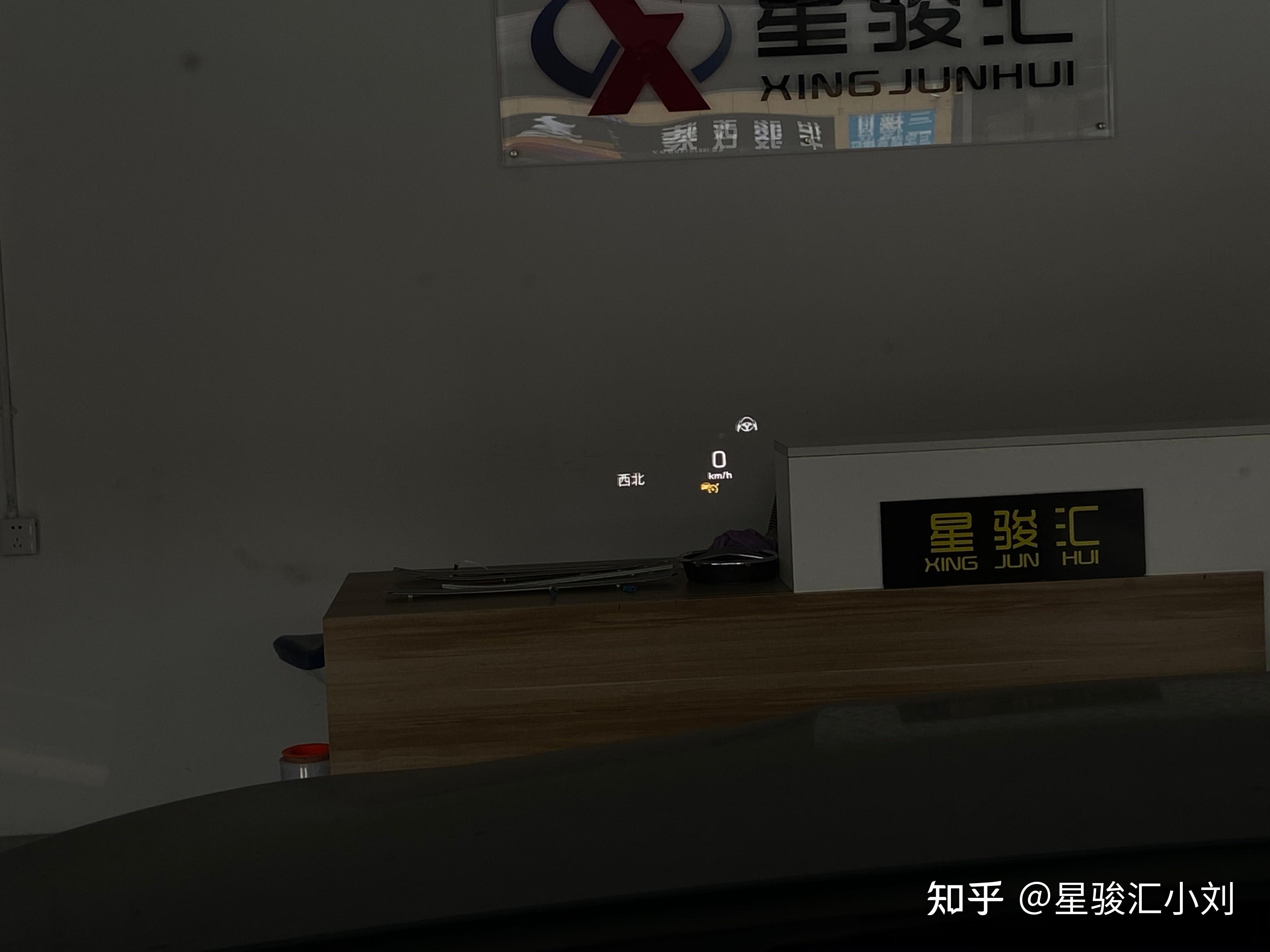 20款奔驰GLC260动感型升级原厂HUD抬头显示系统，再也不用低头就可以了解车辆信息 - 知乎