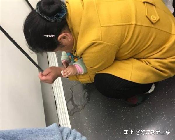 家长抱女童在地铁上撒尿弄脏乘客行李小孩憋不住 知乎