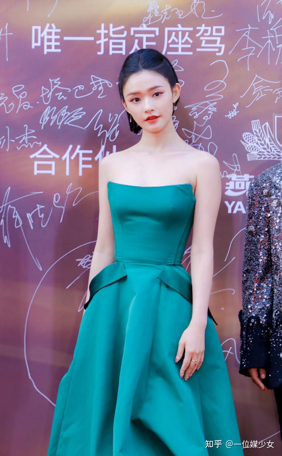 林允一身墨绿长裙出席华表奖，古典美淋漓尽致，民国风满满 知乎