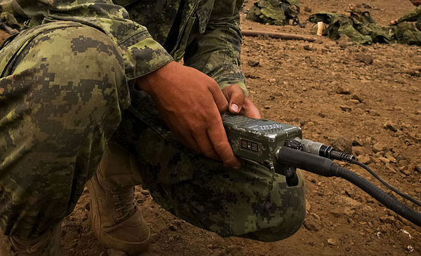 评测 | 看看老外是怎么评价这款装B神机TCA PRC-152的 - 知乎