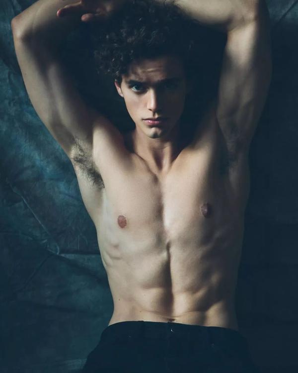 16岁最猛内裤男模，191cm八块腹肌，走路被围观，1亿网友鸡叫：我觉得我快烧起来了！ - 知乎