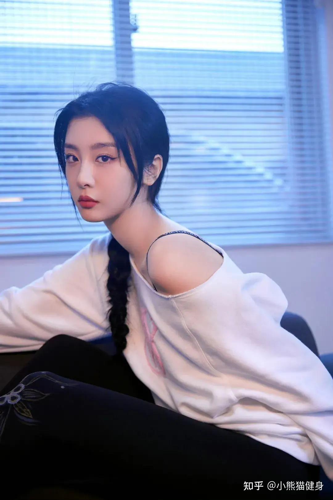 超轻松！穿瑜伽裤搭配小白袜，让你在家也成为时尚偶像！ - 知乎