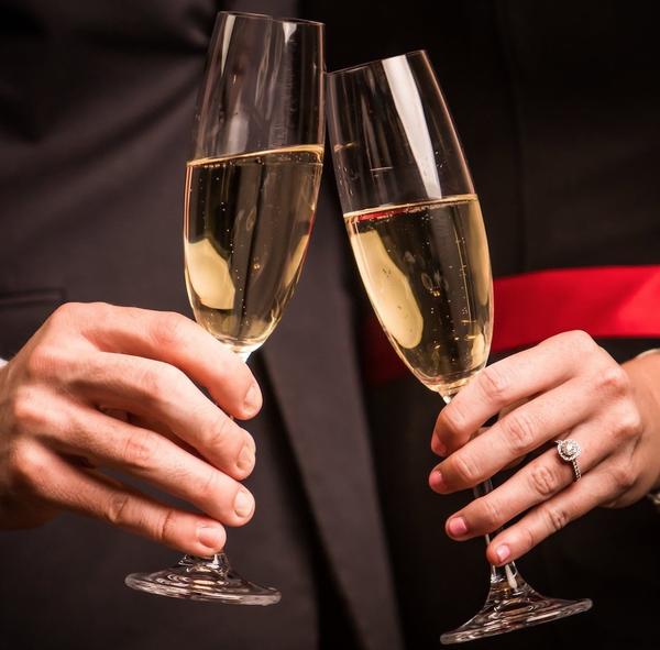 葡萄酒杯,正确的握杯姿势是怎样的? 知乎