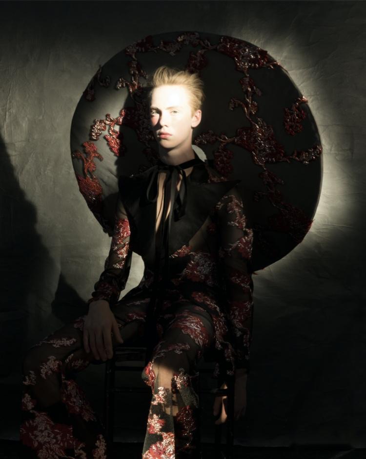 圣马丁设计师Harris Reed，西装与礼服的完美并置挑战男女定义。 - 知乎