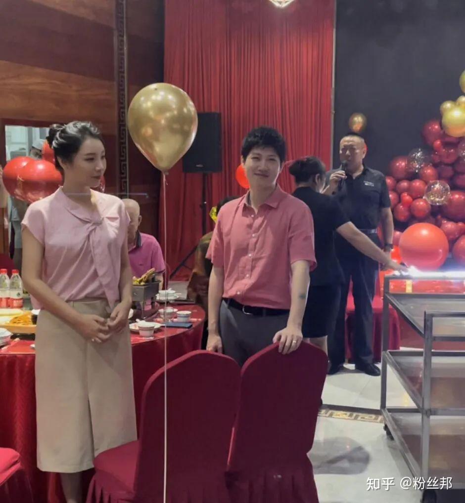 为照顾YJJ身高，女流婚礼穿3cm高跟鞋，夸赞老公穿西装“超级帅” - 知乎