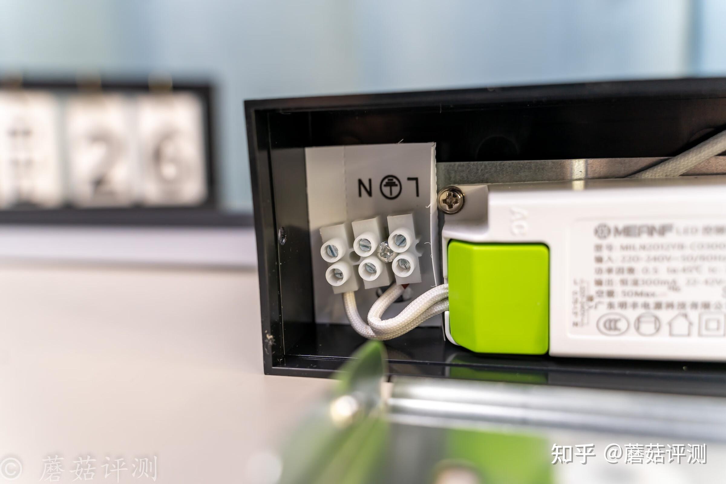 安装简单，效果不错，Yeelight易来LED镜前灯L600 安装体验 - 知乎